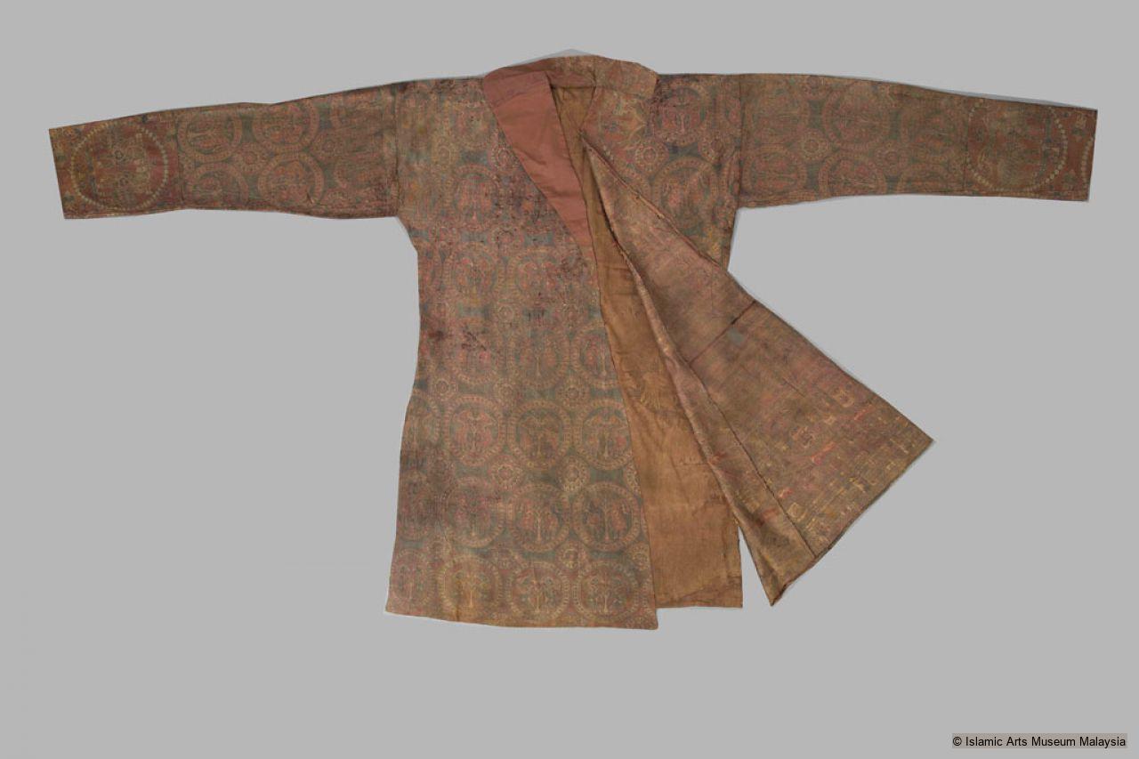 Silk lampas robe - Discover Islamic Art - Virtual Museum